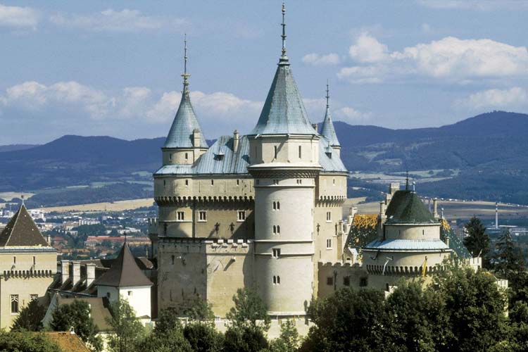 Efficient PEO Services In Slovakia | Serviap Global